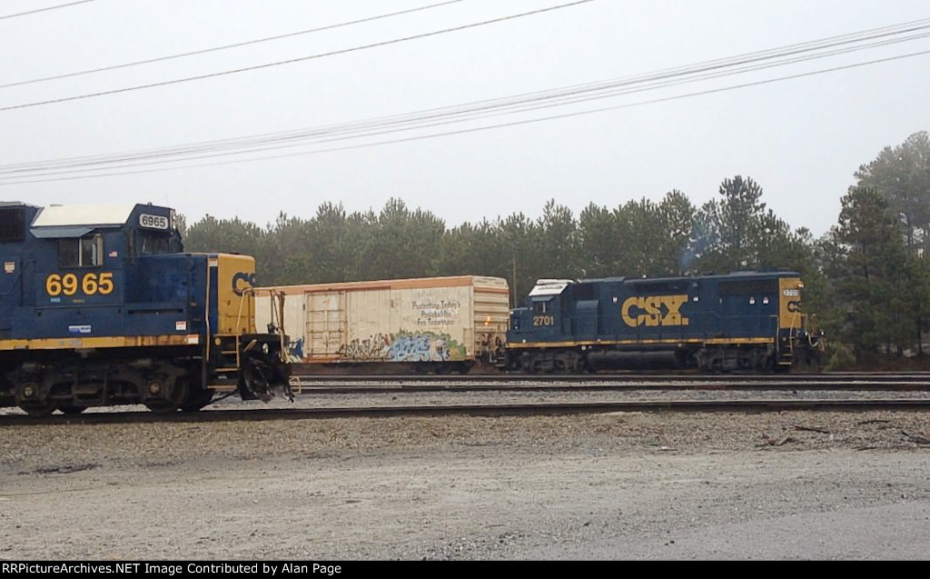 CSX GP38-2 2701 and GP40-2 6965